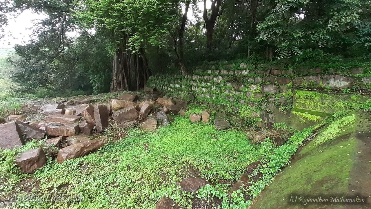Elahera Gal Amuna and Parakrama Inscription | AmazingLanka.com