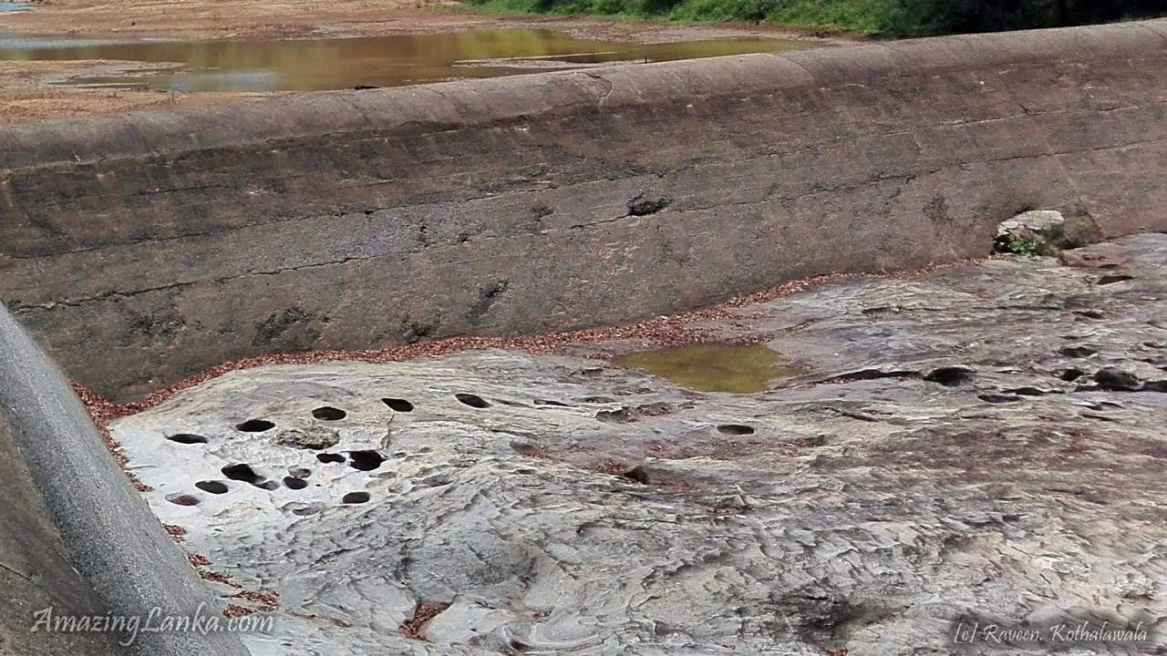 Elahera Gal Amuna and Parakrama Inscription | AmazingLanka.com