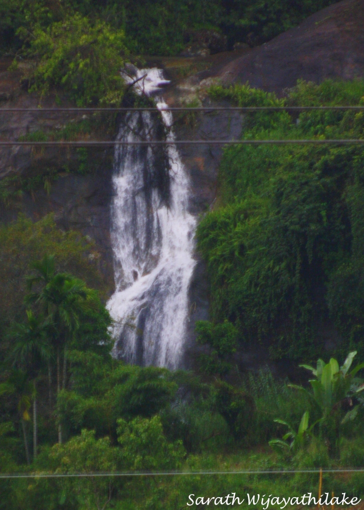 Dodam Gallena Ella Falls ( Meddekanda Ella) | AmazingLanka.com