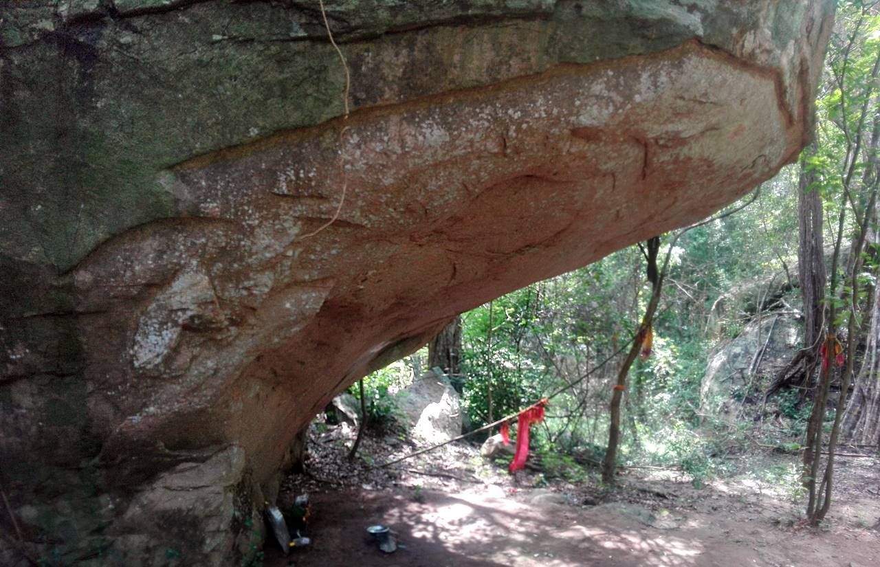 Ruins of Ancient Waddamana Parwatha Viharaya | AmazingLanka.com