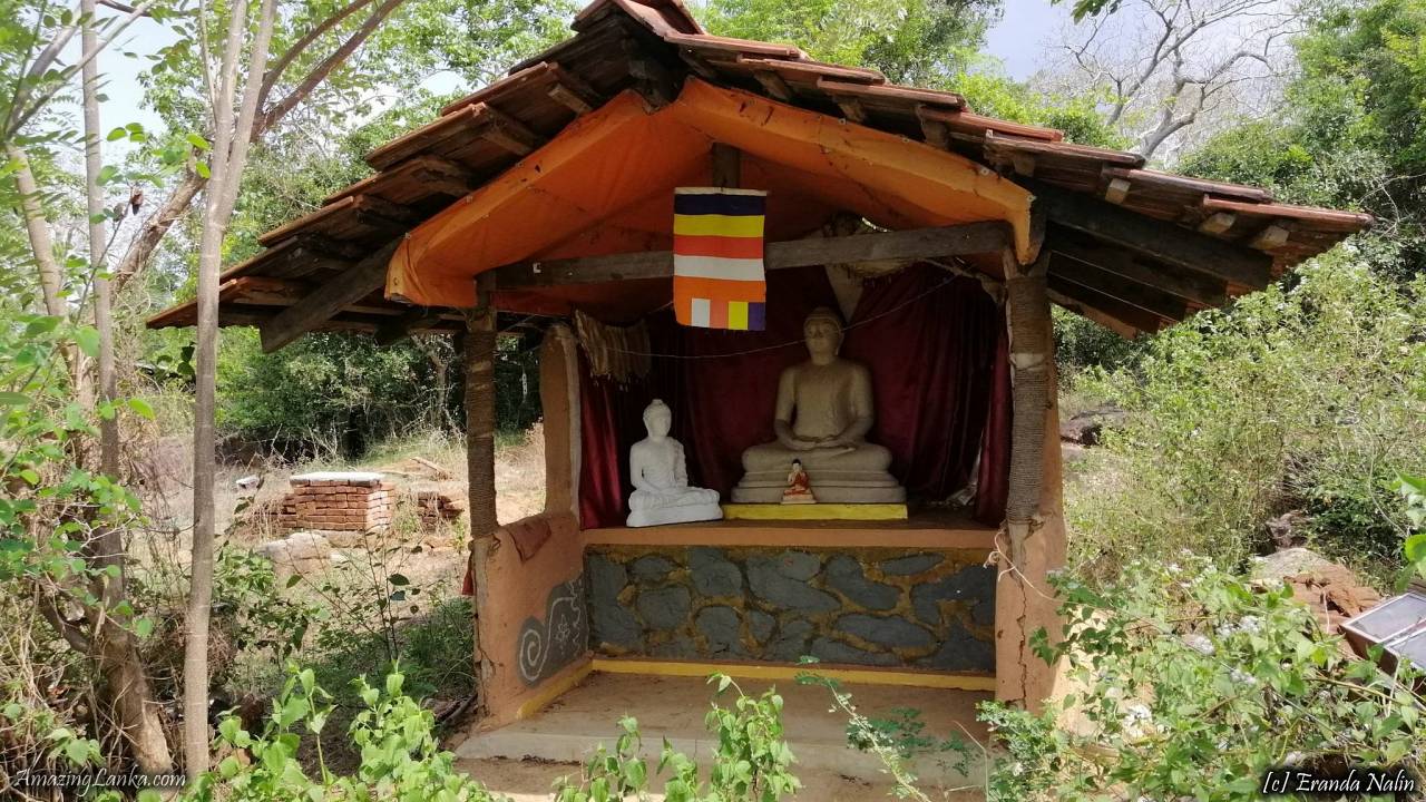 Ulapane Mawatura Gal Viharaya | AmazingLanka.com
