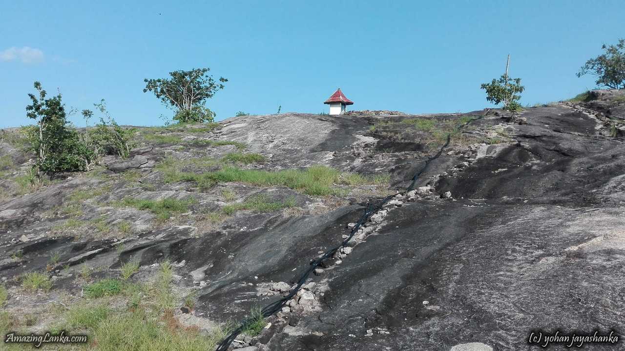 Walamandiya Rock Archaeological Ruins | AmazingLanka.com